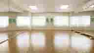 【鶯谷駅1分半】広々した空間/陽の光あふれる最上階/ダンスやヨガに最適なスタジオ/大型鏡2面計約7m/ピラティス・演劇などの写真2