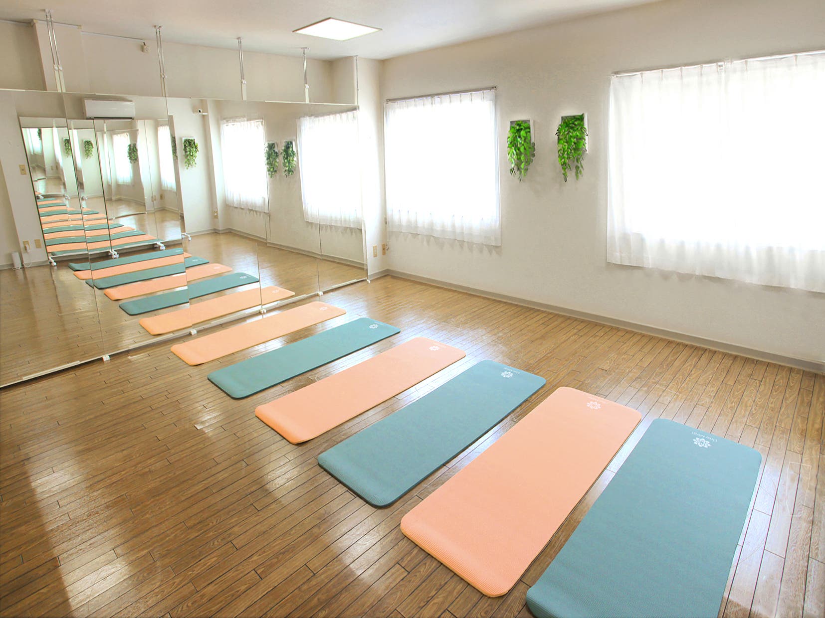 【鶯谷駅1分半】広々した空間／陽の光あふれる最上階／ダンスやヨガに最適なスタジオ／大型鏡２面計約７m／ピラティス・演劇などの写真4