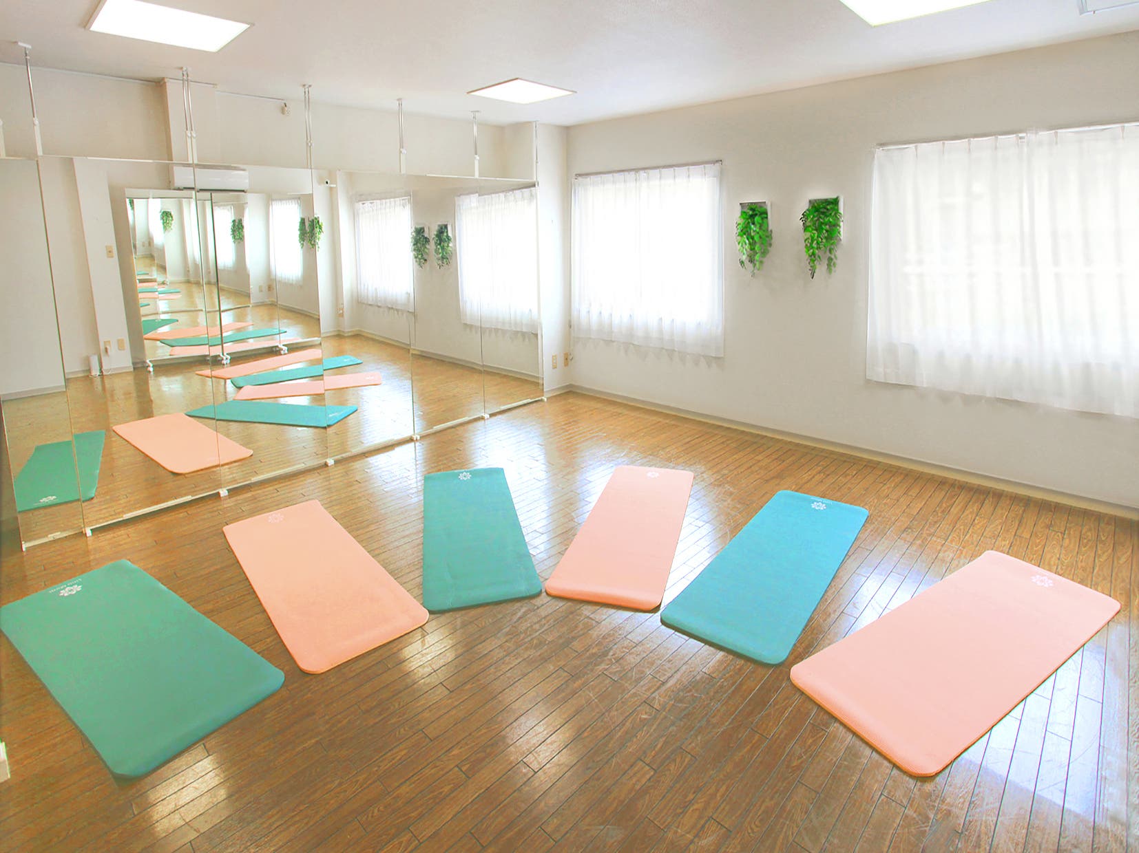 【鶯谷駅1分半】広々した空間／陽の光あふれる最上階／ダンスやヨガに最適なスタジオ／大型鏡２面計約７m／ピラティス・演劇などの写真5