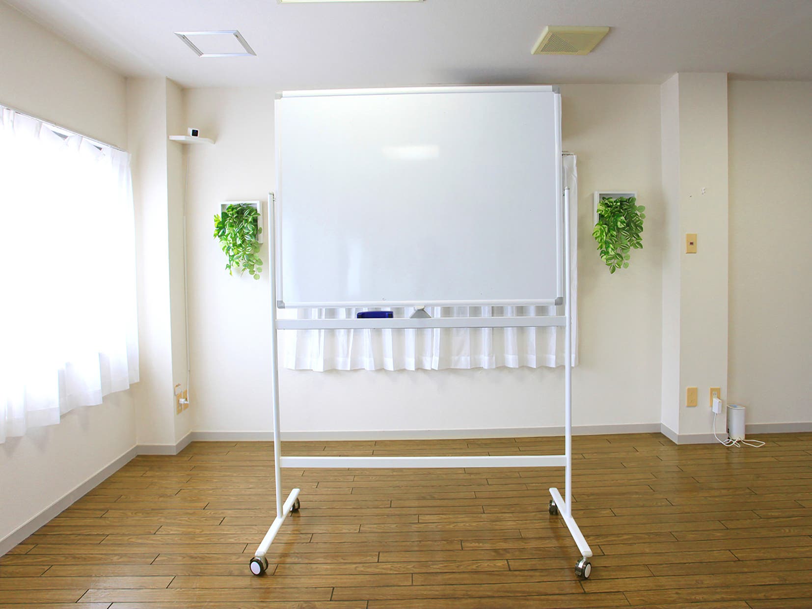 【鶯谷駅1分半】広々した空間／陽の光あふれる最上階／ダンスやヨガに最適なスタジオ／大型鏡２面計約７m／ピラティス・演劇などの写真8