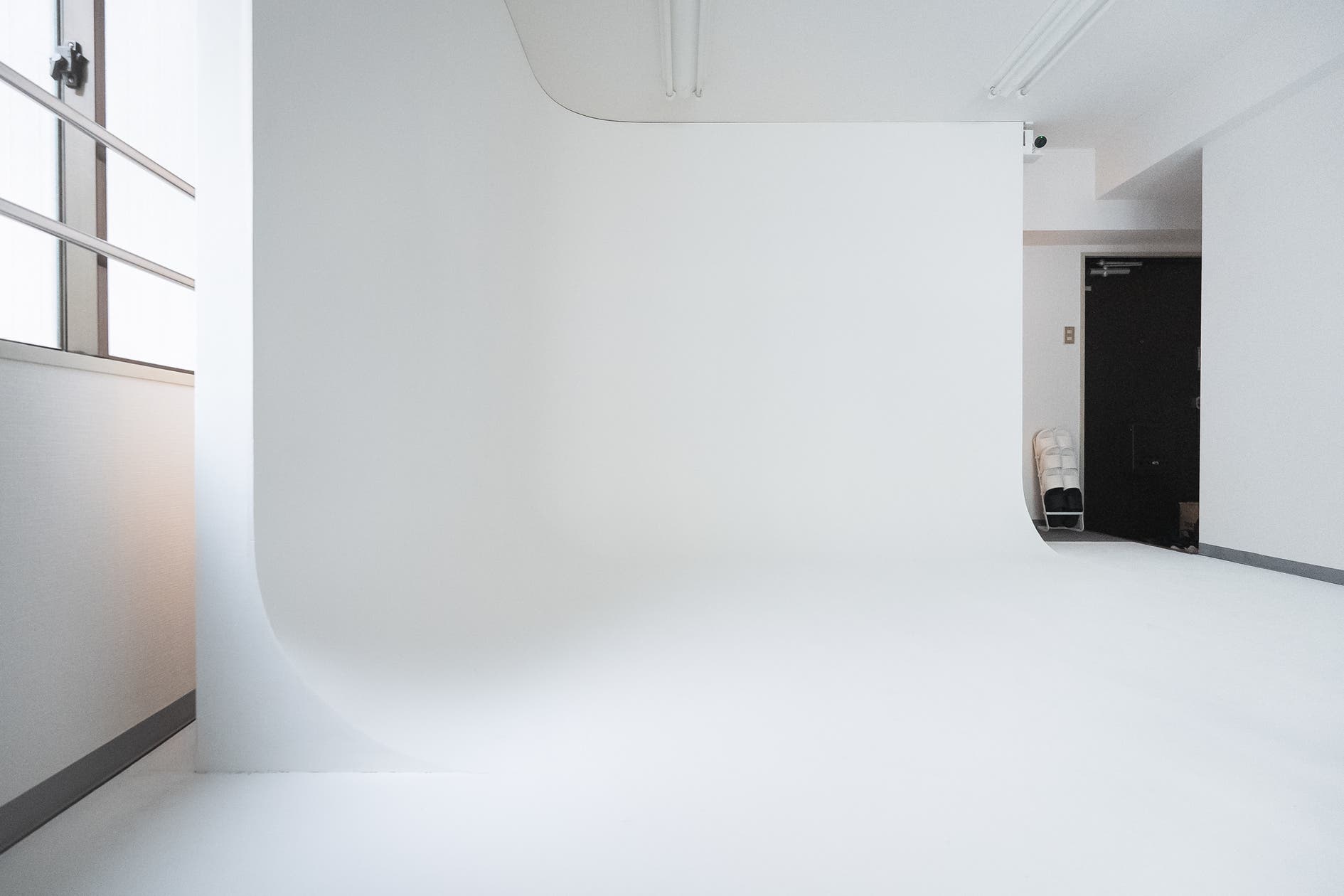 【白ホリ塗り直し】塗りたて真っ白なホリゾントの画像1