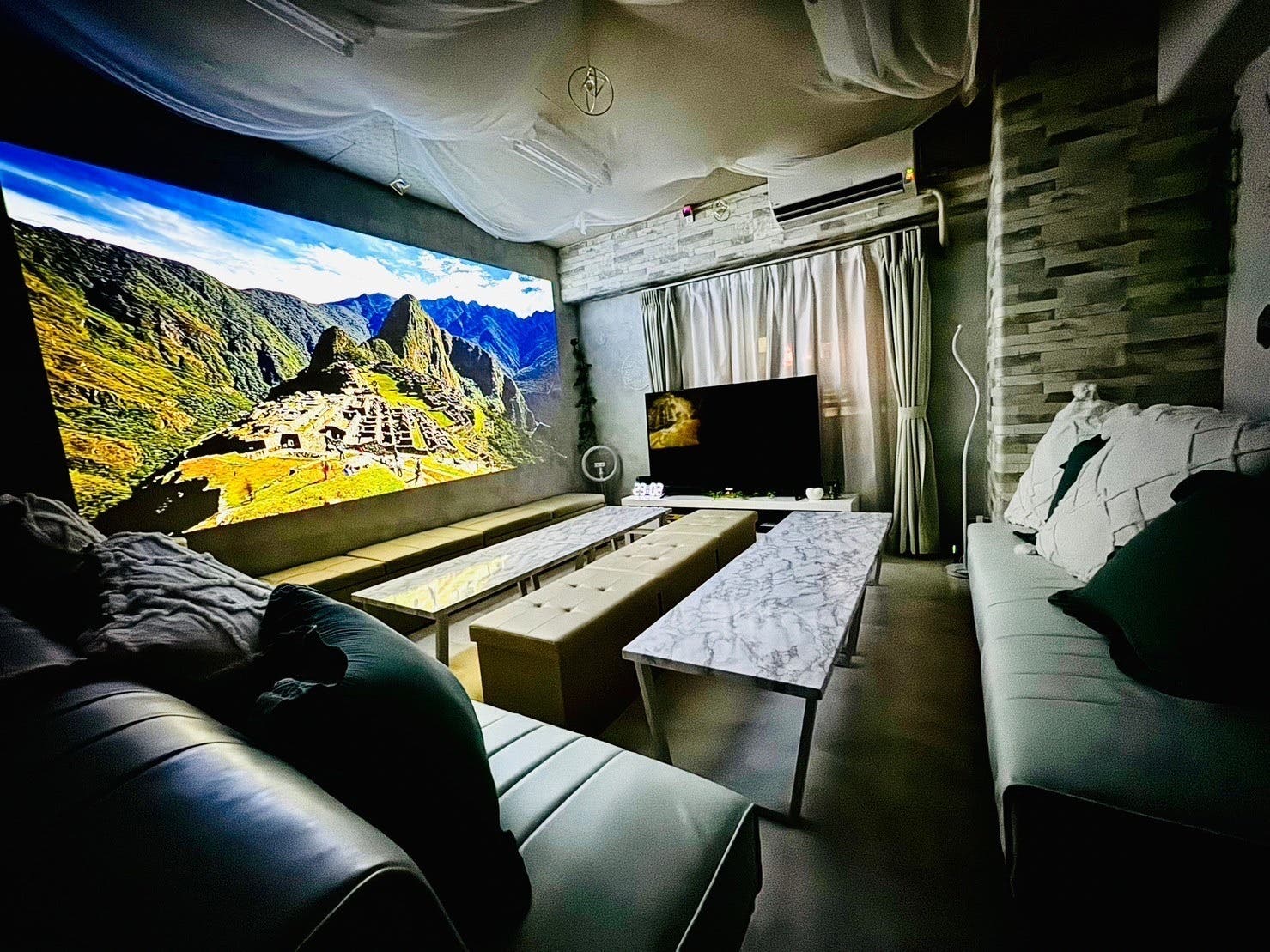 ⑦大型プロジェクター(100インチ級)の画像2