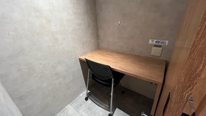 【喜多見駅から徒歩3分!オンラインMTGに最適】WiFi・電源・フリードンク完備 1名個室 <ROOM1>の写真1