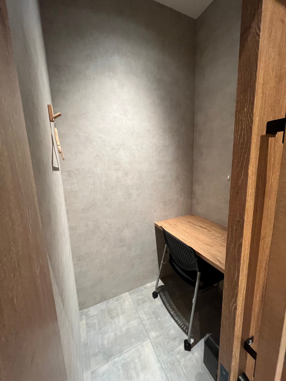 【喜多見駅から徒歩3分！オンラインMTGに最適】WiFi・電源・フリードンク完備 1名個室 ＜ROOM2＞の写真4