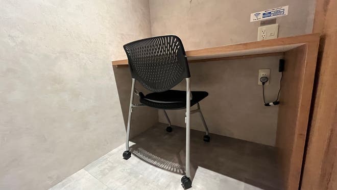 【喜多見駅から徒歩3分!オンラインMTGに最適】WiFi・電源・フリードンク完備 1名個室 <ROOM3>の写真2