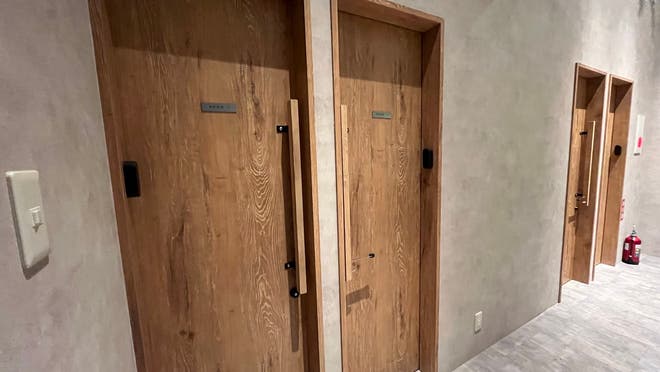 【喜多見駅から徒歩3分!オンラインMTGに最適】WiFi・電源・フリードンク完備 1名個室 <ROOM3>の写真3