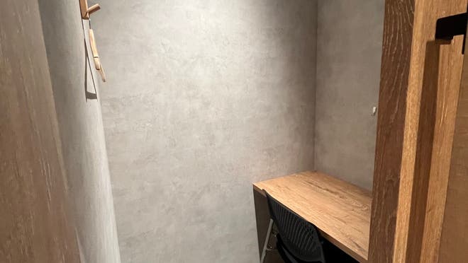 【喜多見駅から徒歩3分!オンラインMTGに最適】WiFi・電源・フリードンク完備 1名個室 <ROOM4>の写真4