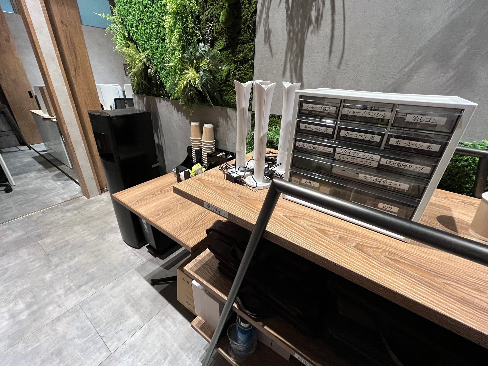 【喜多見駅から徒歩3分！オンラインMTGに最適】WiFi・電源・フリードンク完備 1名個室 ＜ROOM4＞の写真5