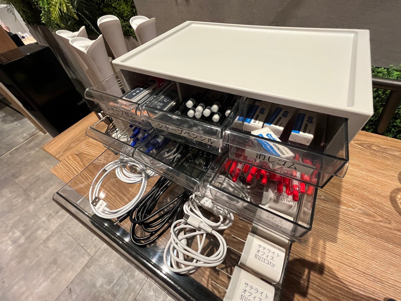 【喜多見駅から徒歩3分！オンラインMTGに最適】WiFi・電源・フリードンク完備 4名個室 ＜ROOM5＞の写真6