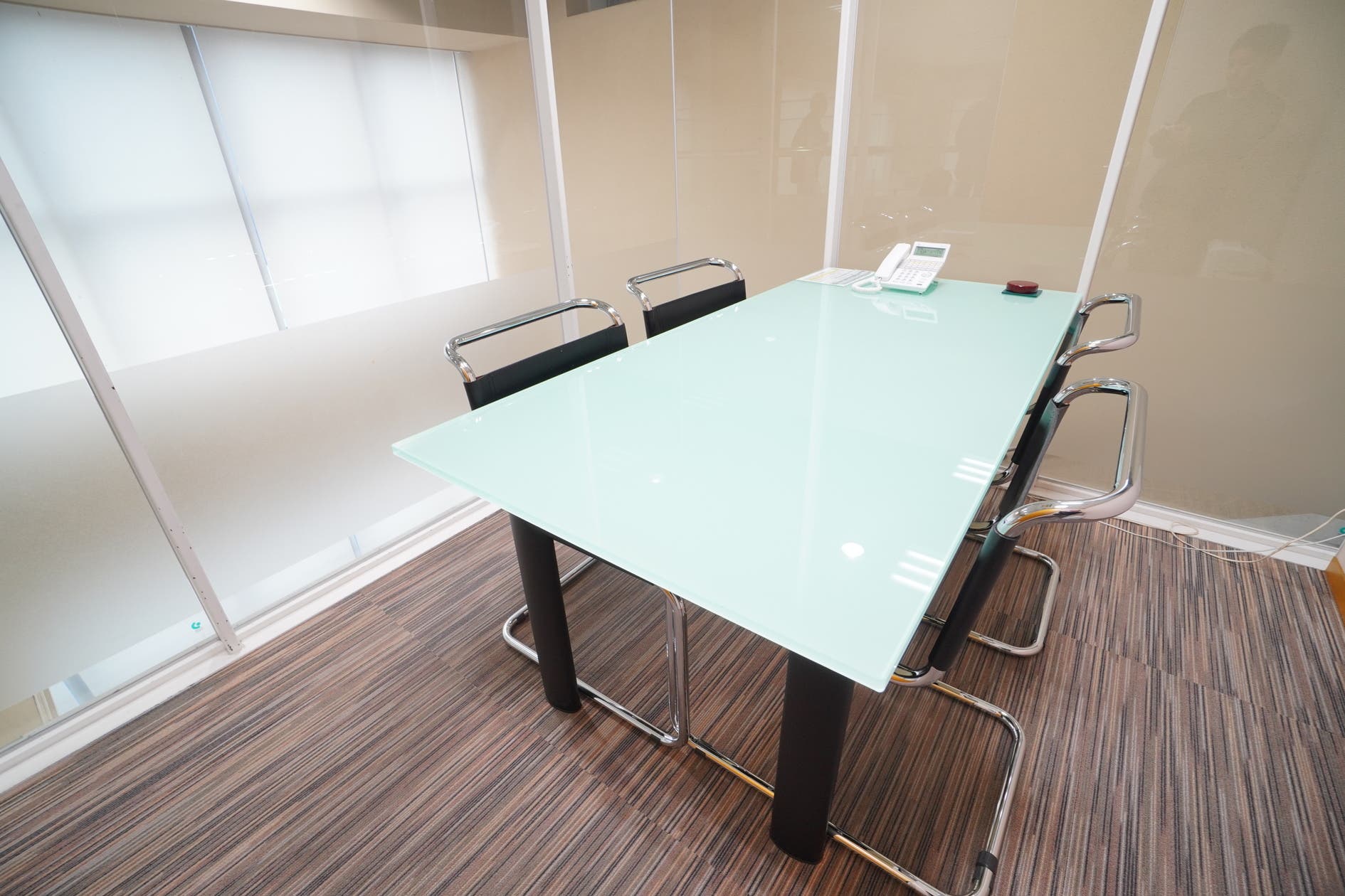 ＜英進館天神本館3号館レンタルスペース202＞2名収容面談室💺会議/打ち合わせ/商談/面談/面接の写真1
