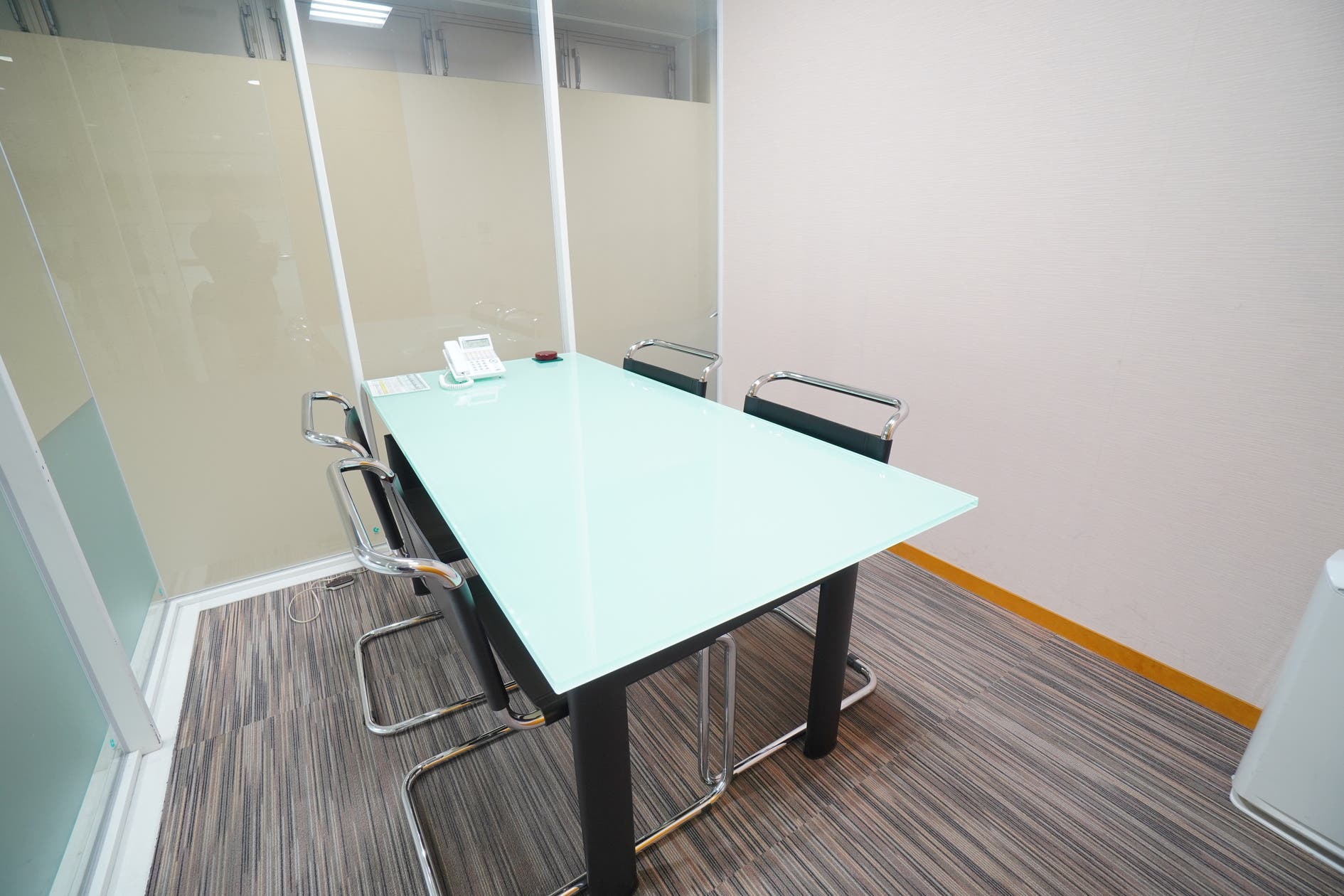 ＜英進館天神本館3号館レンタルスペース202＞2名収容面談室💺会議/打ち合わせ/商談/面談/面接の写真3