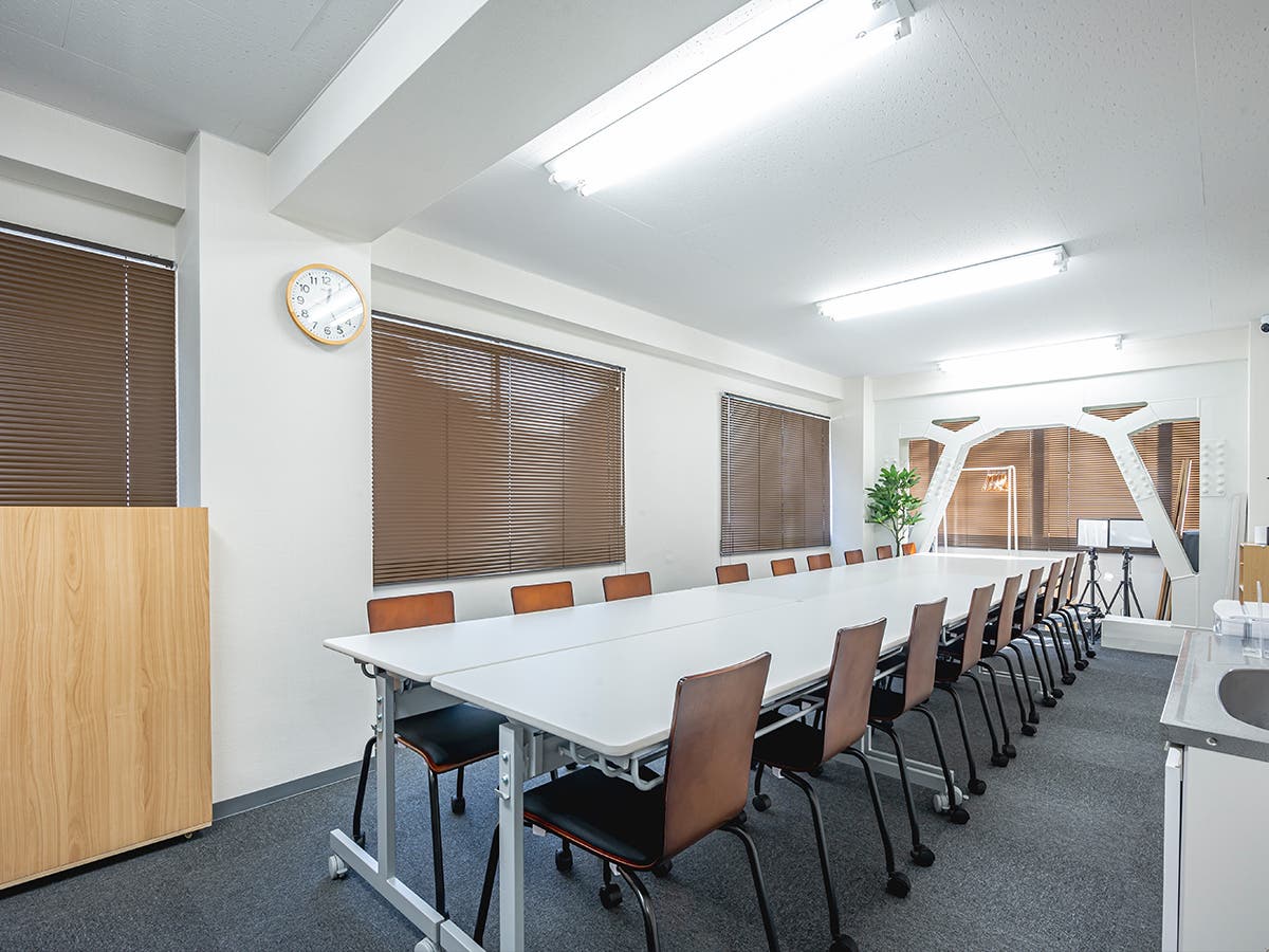  【ROOMs第1会議室】神田駅 東口1分 最大18名/光回線/施術ベット3台/会議/ボドゲ/セミナー/研修/撮影【安い・綺麗】の写真1