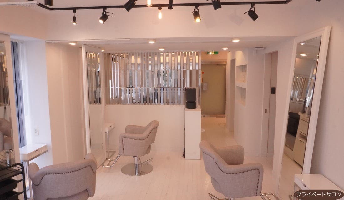表参道駅徒歩6分/白を基調としたモダンな内装/エステルーム完備/カット5席、シャンプー2席の写真5