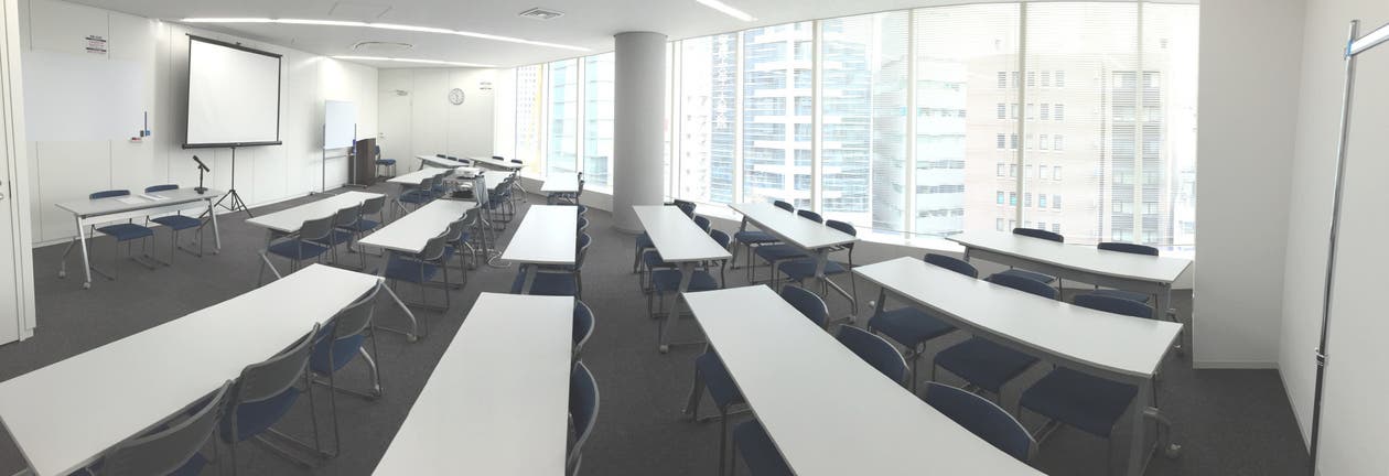 窓全面ガラス張り、開放感のある貸し会議室 ! 45名収容、Wi-Fi完備！セミナー・会議・説明会等様々な用途でご利用いただけますの写真4