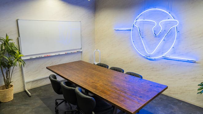 【大崎駅 徒歩8分】ホワイトボードとテレビモニター完備のネオン輝く会議室!最大6名収容可能✨ 会議/イベント/説明会/撮影の写真2