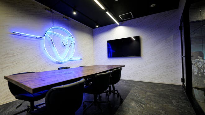 【大崎駅 徒歩8分】ホワイトボードとテレビモニター完備のネオン輝く会議室!最大6名収容可能✨ 会議/イベント/説明会/撮影の写真3