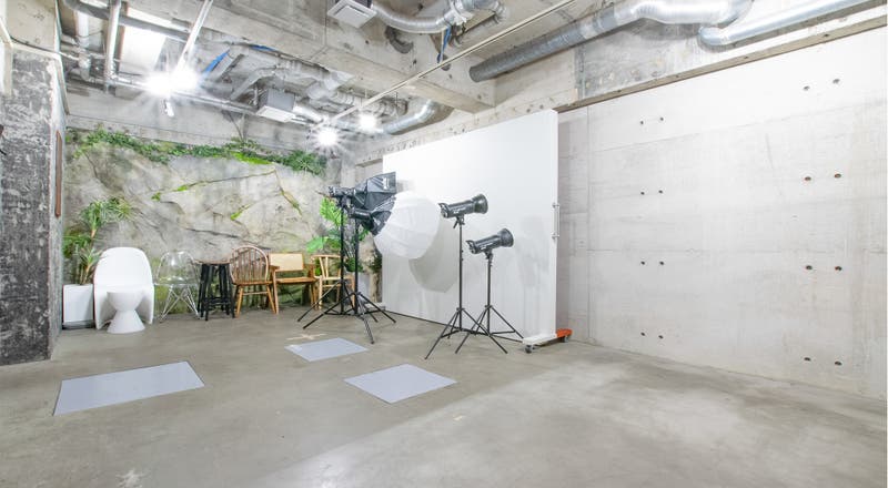 《地下スケルトン》配管むき出し、コンクリ打ちっぱなし、移動式大型背景パネル、背景6種類【RIVERLD池袋スタジオ】
