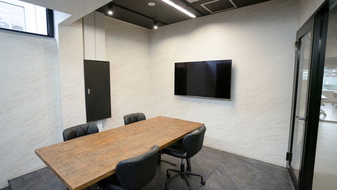 【大崎駅 徒歩8分】コンパクトながらスタイリッシュな会議室!大型テレビモニタ無料貸し出し可能✨ 会議/イベント/説明会/撮影の写真1