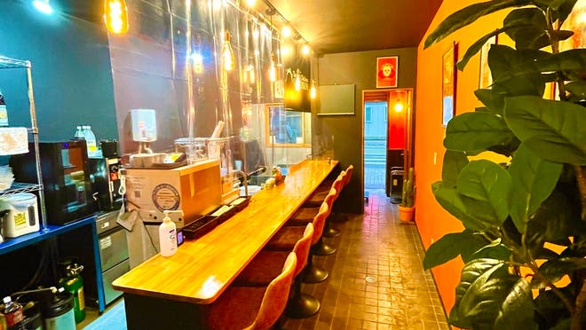 カウンター席の居酒屋バーの写真2