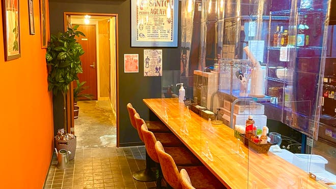 カウンター席の居酒屋バーの写真3