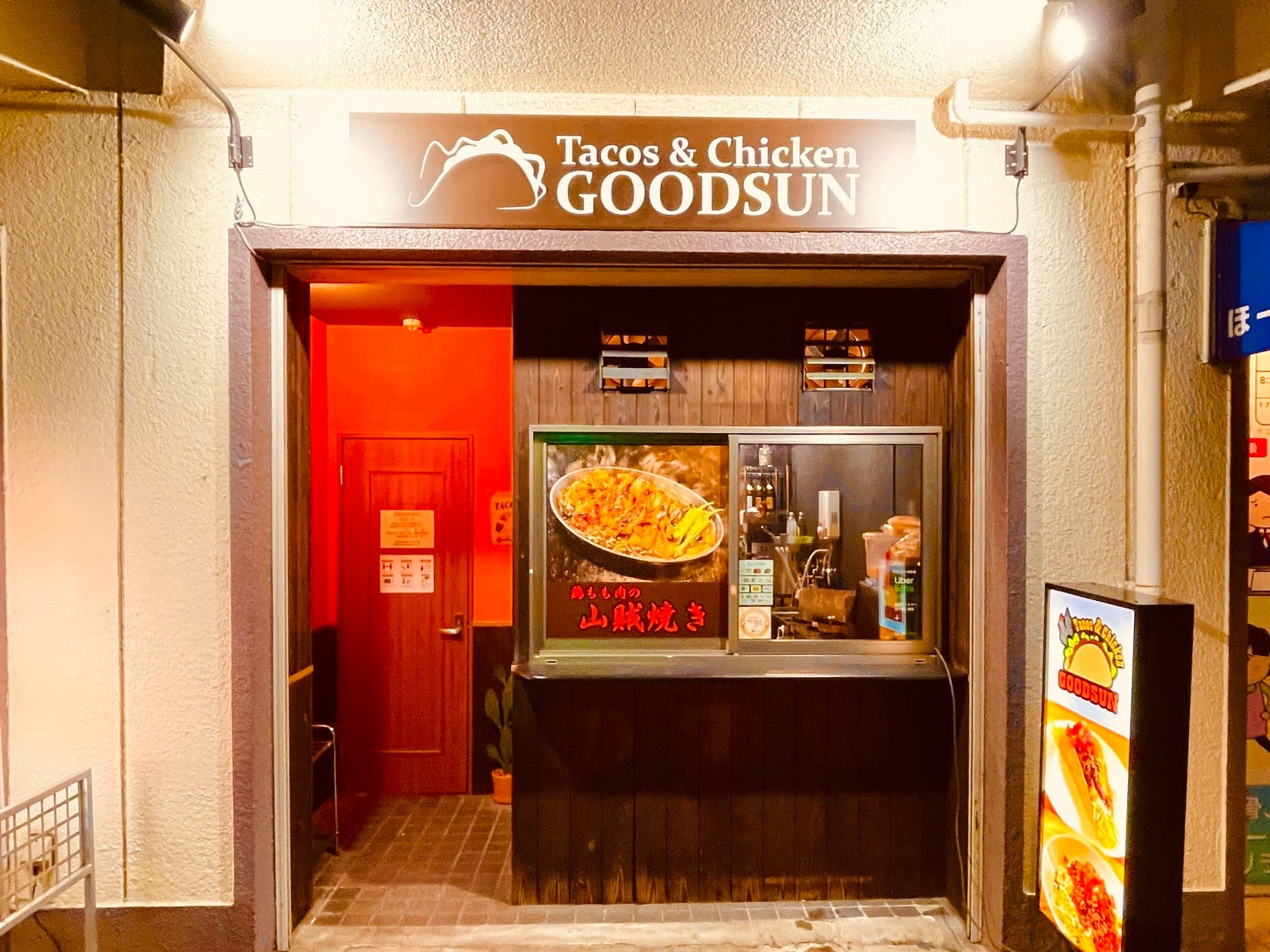 カウンター席の居酒屋バーの写真5