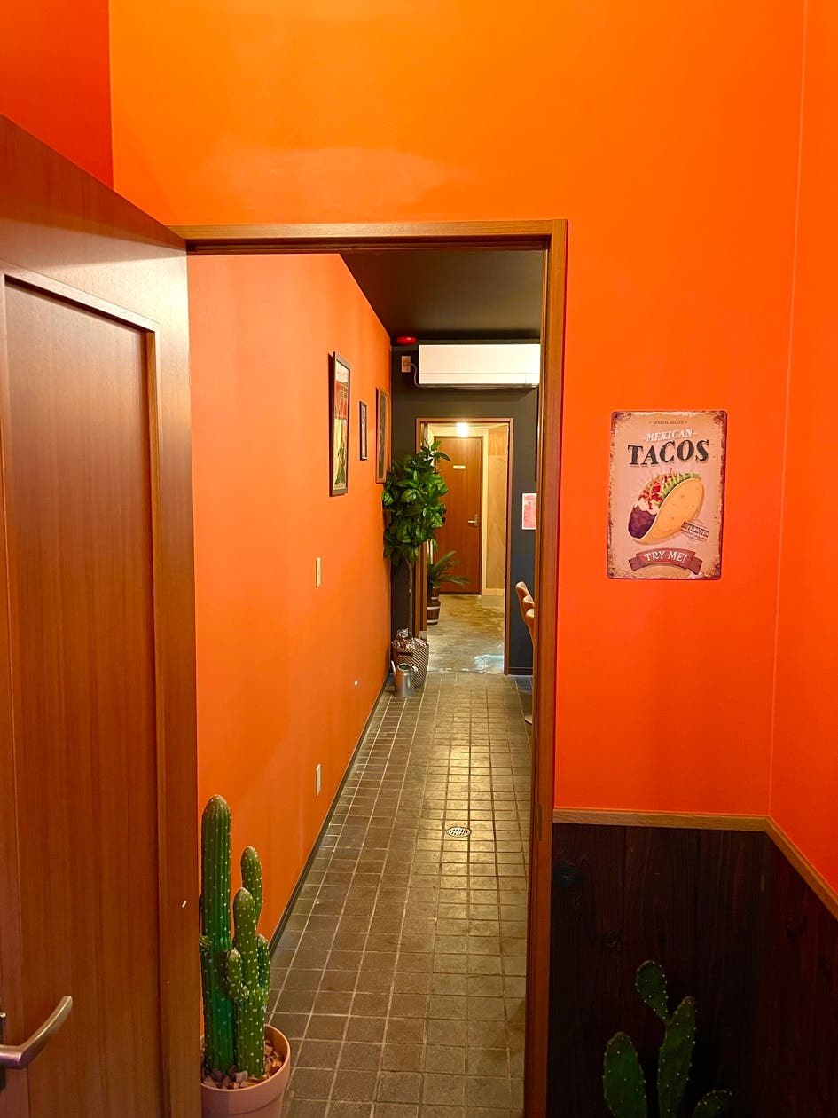 カウンター席の居酒屋バーの写真6