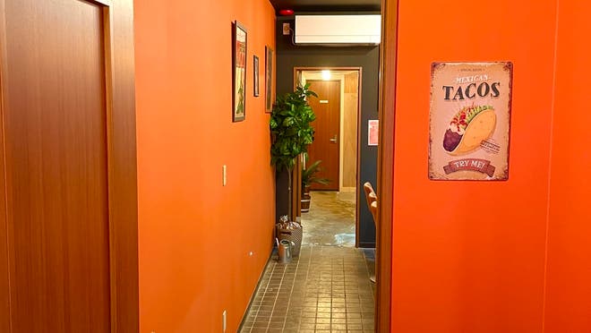 カウンター席の居酒屋バーの写真6