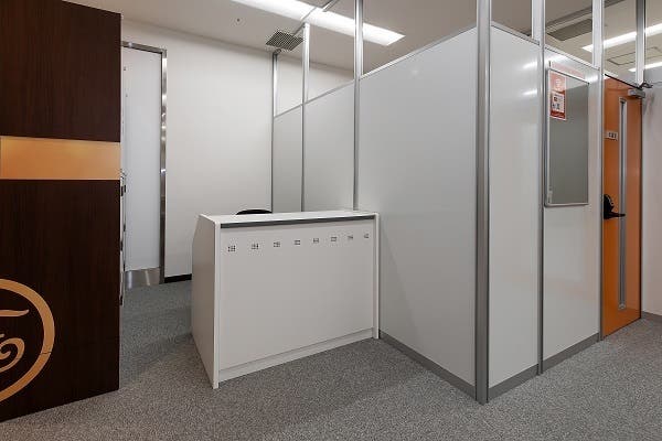 ⭐️【4名会議室】西新宿駅から徒歩30秒⭐️スタッフ常駐のため安心してご利用いただけます！✨Wi-Fi有りの写真4