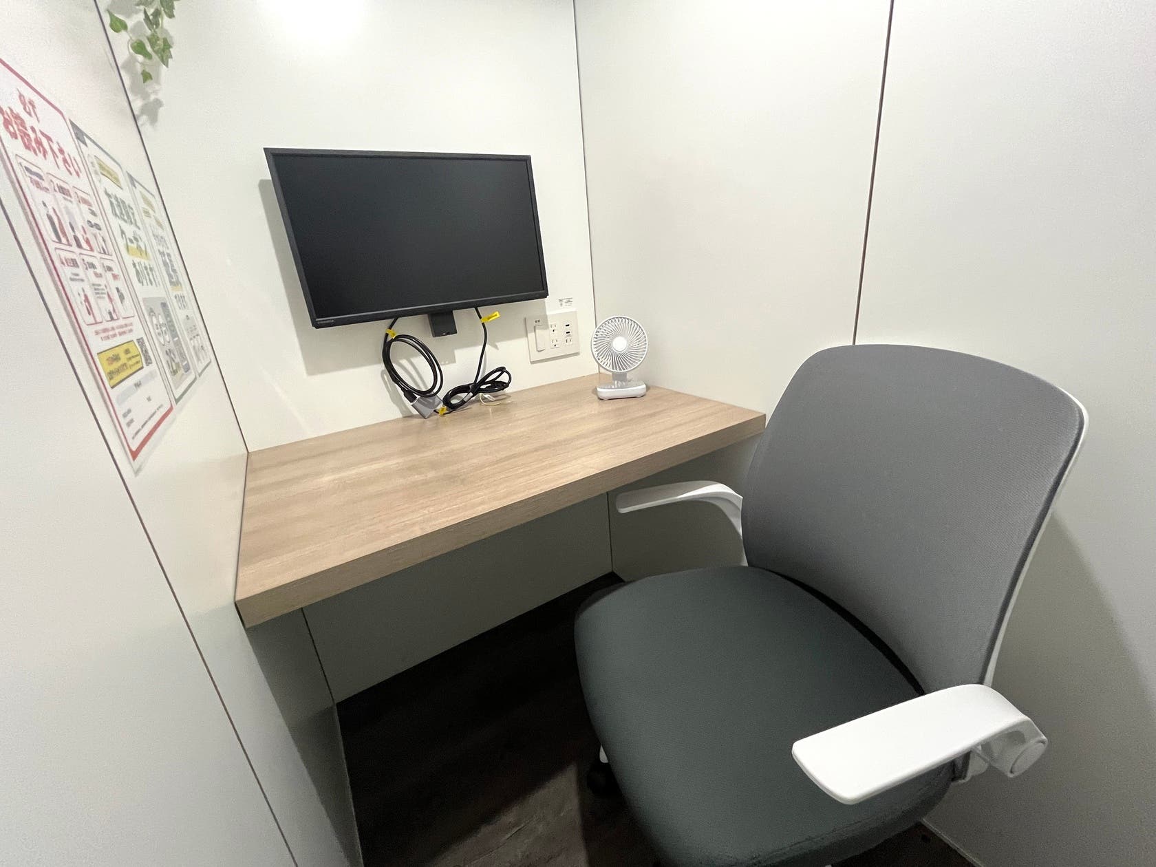 ＜ワークブース天神No.3＞天神駅・赤坂駅徒歩5分！無料Wi-Fi・電源・モニターあり！テレワーク/面接/自習/作業場所の写真1