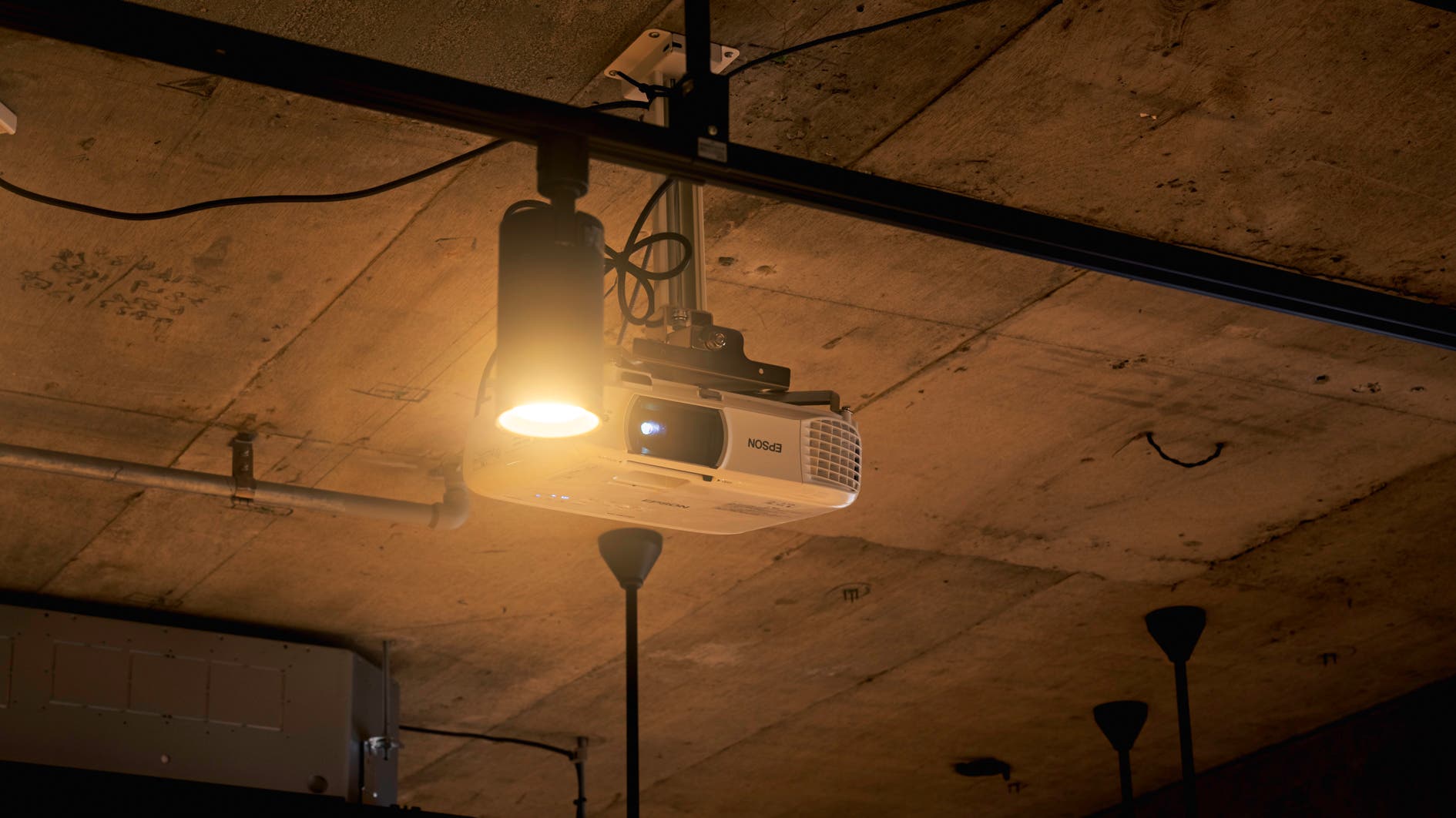 📹プロジェクター（エプソン ドリーミオ ホームプロジェクター EH-TW750 Full HD 3400lm 無線LAN対応） の画像1