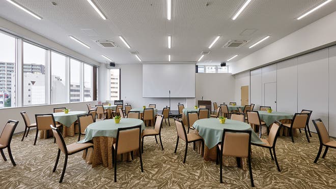 駅歩3分、60~90名着席可能な広々ワンフロア貸切会議室。飲食可能、マイク・プロジェクタ常設の写真2