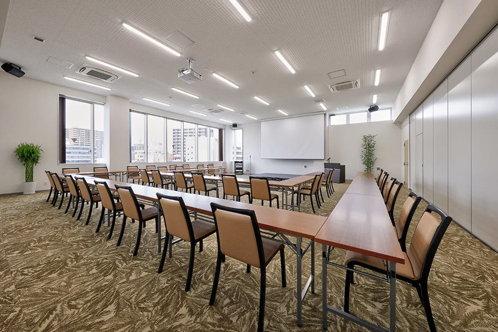 駅歩3分、60～90名着席可能な広々ワンフロア貸切会議室。飲食可能、マイク・プロジェクタ常設の写真4