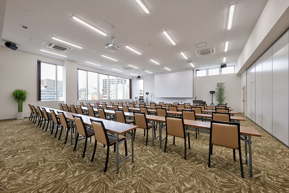 駅歩3分、60～90名着席可能な広々ワンフロア貸切会議室。飲食可能、マイク・プロジェクタ常設の写真5