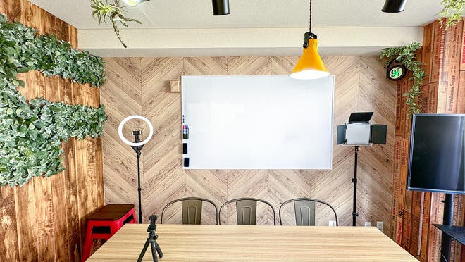 高速光回線⚡桜木町駅1分🚶最上階10階・角部屋の静かな個室|緑豊かなカフェ風インテリア|ライブ配信・動画撮影に最適の写真1