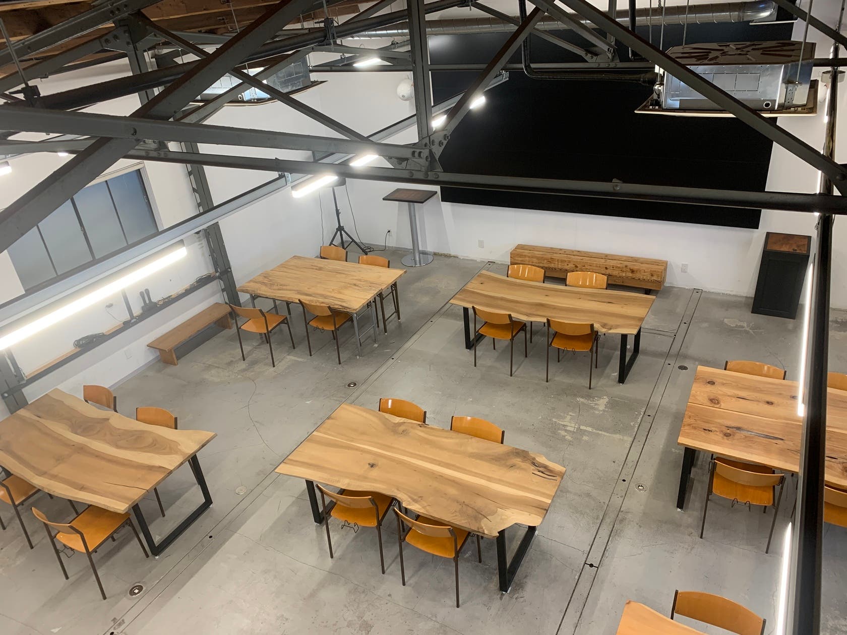 【自由席】Feat.spaceで作業や勉強、ZOOM会議などにも利用しやすいコワーキングスペースの写真1