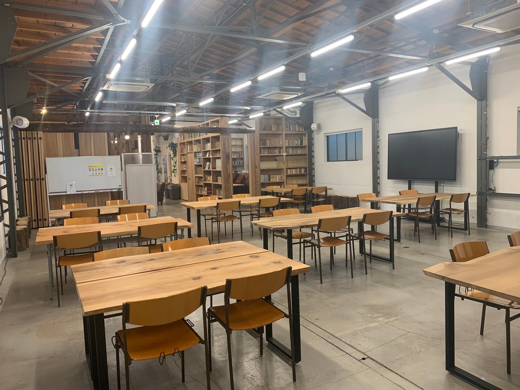 【自由席】Feat.spaceで作業や勉強、ZOOM会議などにも利用しやすいコワーキングスペースの写真2