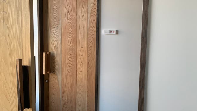 ZOOM会議やリモート、商談などにも使える完全個室型の貸し会議室(Room A)の写真2