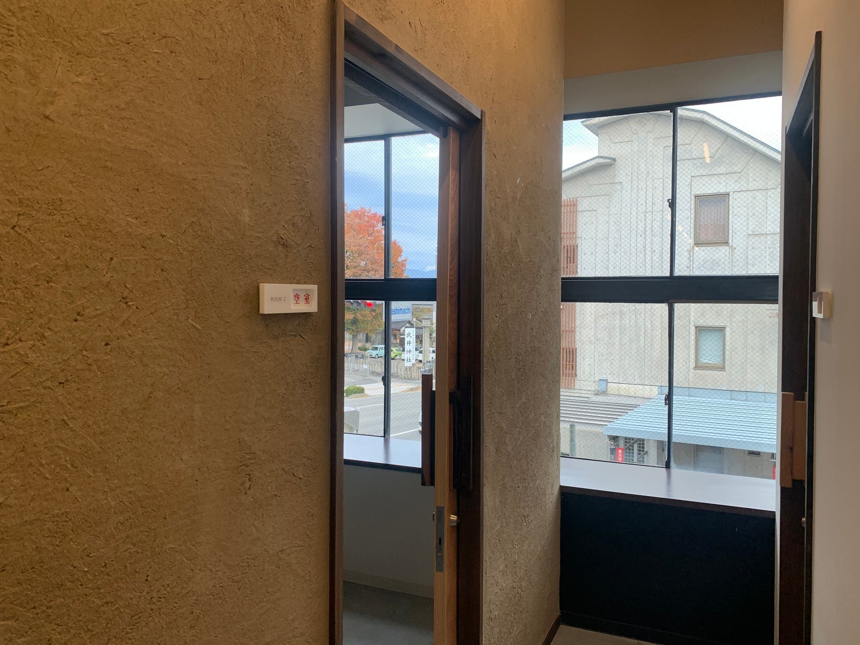 ZOOM会議やリモート、商談などにも使える完全個室型の貸し会議室(Room C)の写真2