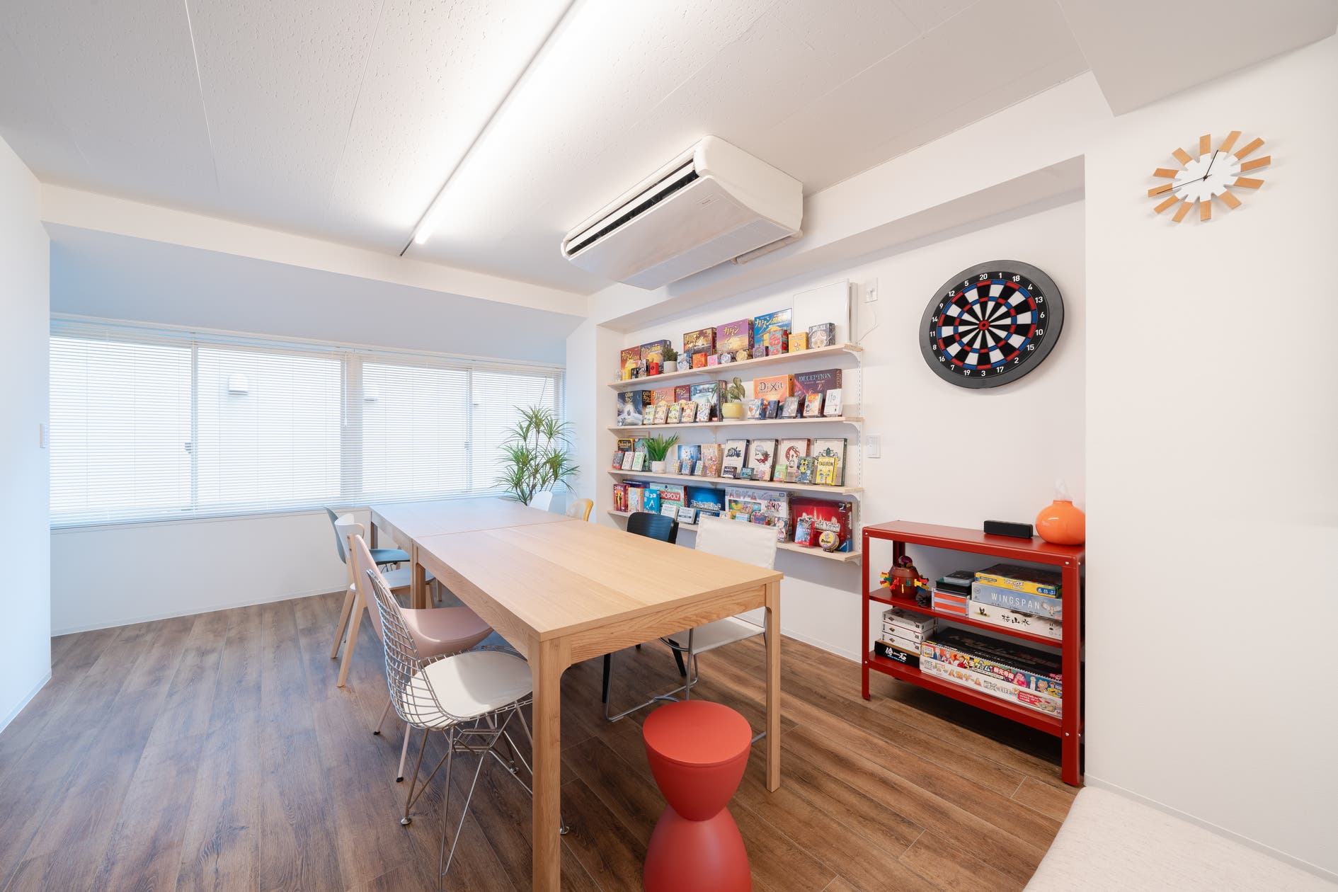 ボドゲ秋葉原7号店🌟ボードゲーム８５種類🎲ダーツ🎯プロジェクター📽️大画面TV📺光回線の写真11