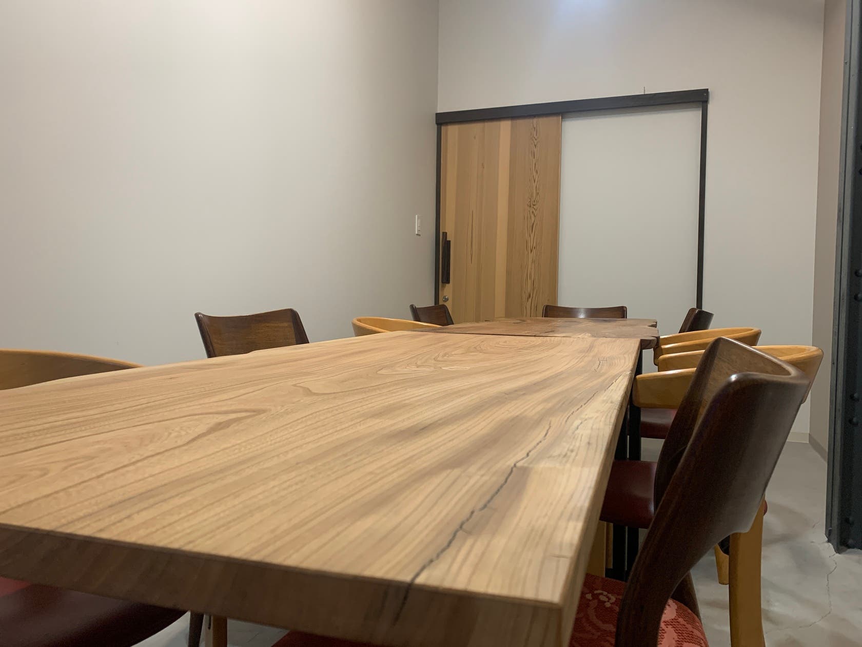 ZOOM会議やリモート、商談などにも使える完全個室型の貸し会議室(Room D)の写真3