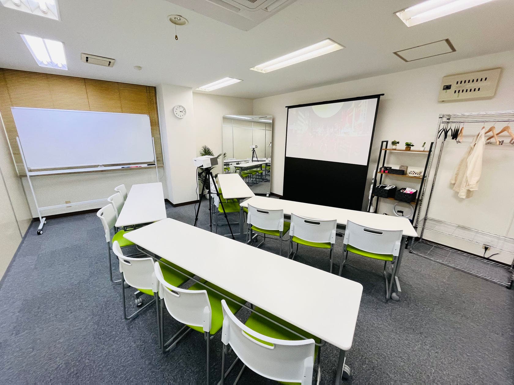 【宇都宮駅東口すぐ】最大15名80㌅スクリーン,大型モニターなど設備充実！ 会議/セミナー/面接/学生/動画撮影/お1人もOK！の写真5