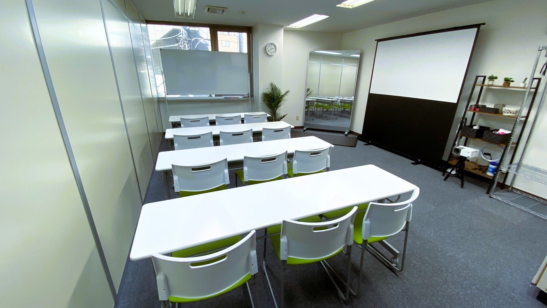 【宇都宮駅東口すぐ】最大15名80㌅スクリーン,大型モニターなど設備充実！ 会議/セミナー/面接/学生/動画撮影/お1人もOK！の写真6