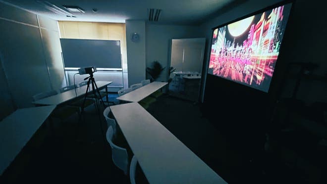 【宇都宮駅東口すぐ】最大15名80㌅スクリーン,大型モニターなど設備充実! 会議/セミナー/面接/学生/動画撮影/お1人もOK!の写真3