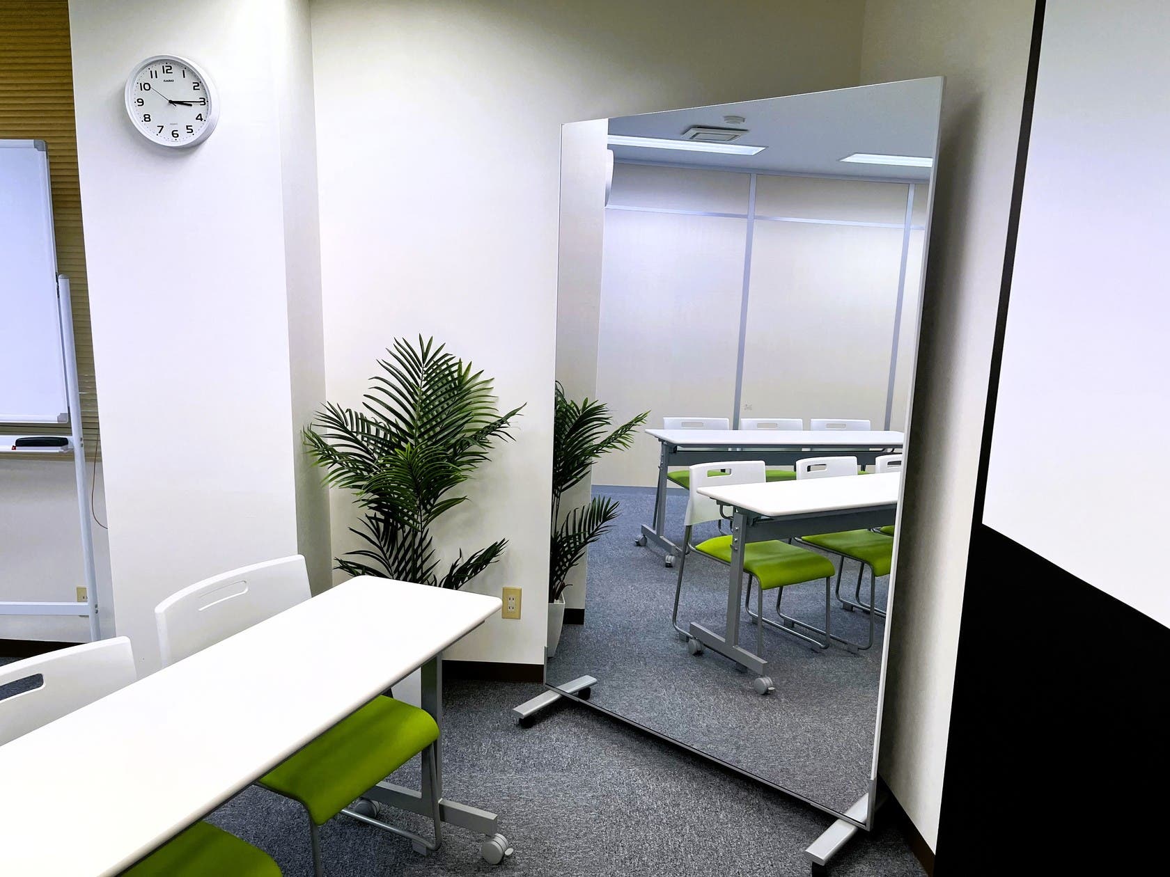 【宇都宮駅東口すぐ】最大15名80㌅スクリーン,大型モニターなど設備充実！ 会議/セミナー/面接/学生/動画撮影/お1人もOK！の写真8