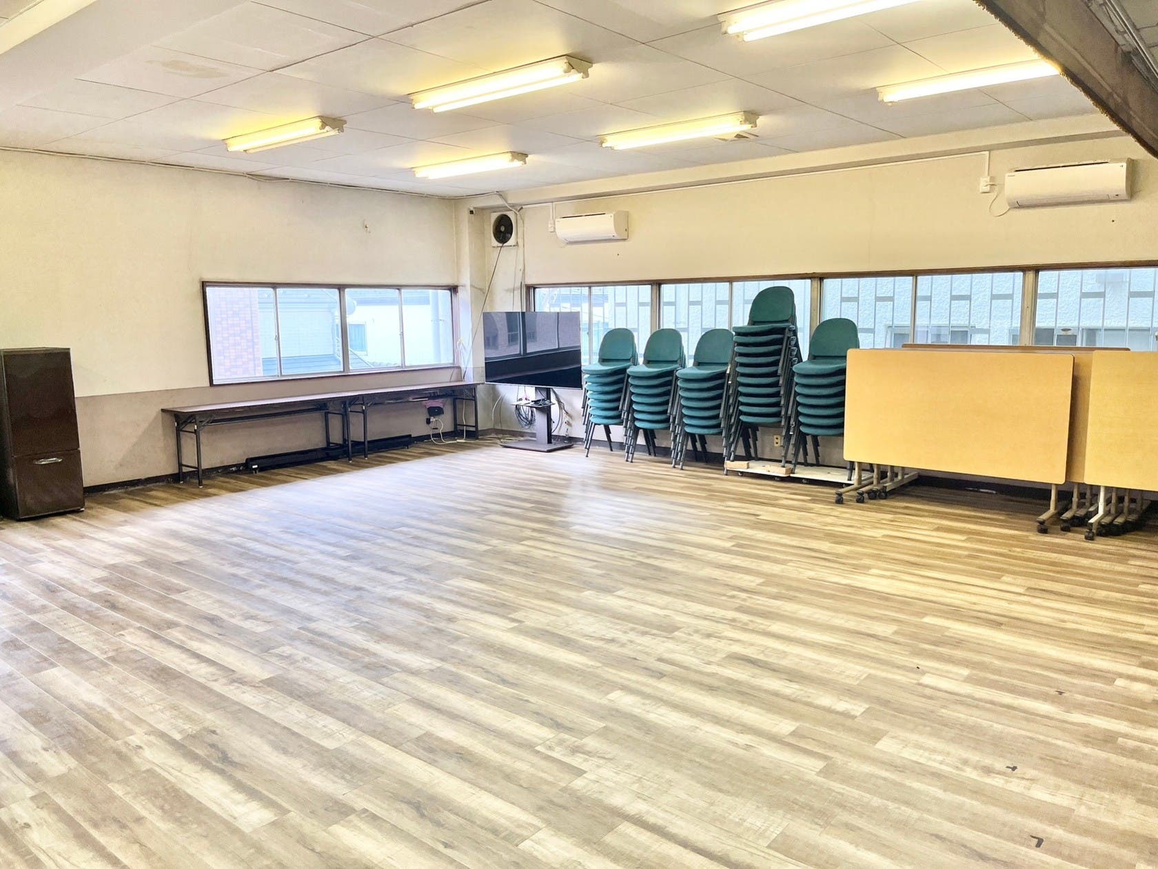 【65インチTV & エアコン、床、LED照明リニューアル👍】踊れる🕺セミナールーム 最大50名 椅子40脚 in 曳舟の写真10