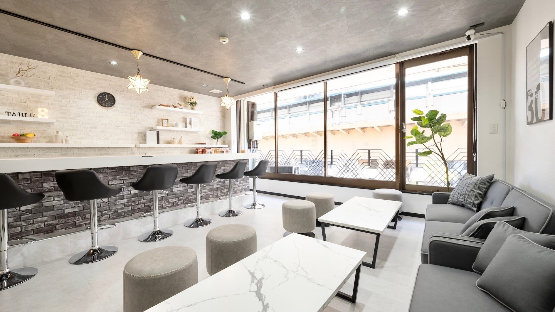 【東梅田/大阪駅すぐ】最大30名🎉バーの雰囲気🦋ワンフロアの貸切贅沢空間✨120㌅巨大スクリーン🎥飲食持込🆗／Table8の写真10