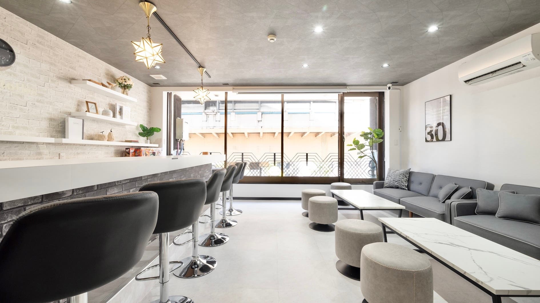 【東梅田/大阪駅すぐ】最大30名🎉バーの雰囲気🦋ワンフロアの貸切贅沢空間✨120㌅巨大スクリーン🎥飲食持込🆗／Table8の写真9