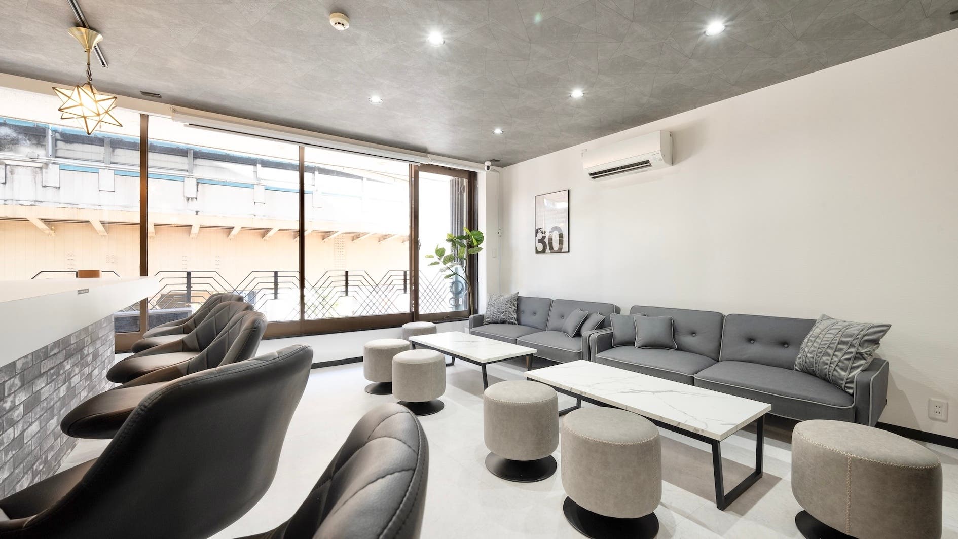 【東梅田/大阪駅すぐ】最大30名🎉バーの雰囲気🦋ワンフロアの貸切贅沢空間✨120㌅巨大スクリーン🎥飲食持込🆗／Table8の写真8