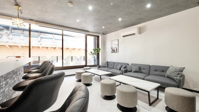 【東梅田/大阪駅すぐ】最大30名🎉バーの雰囲気🦋ワンフロアの貸切贅沢空間✨120㌅巨大スクリーン🎥飲食持込🆗/Table8の写真8