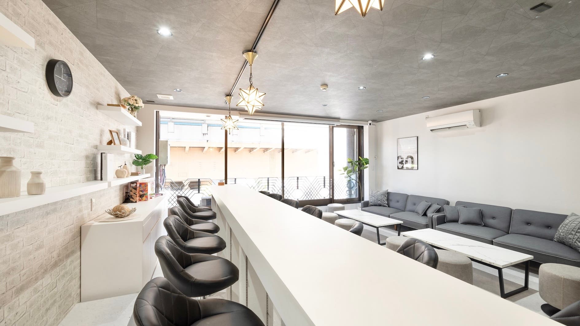 【東梅田/大阪駅すぐ】最大30名🎉バーの雰囲気🦋ワンフロアの貸切贅沢空間✨120㌅巨大スクリーン🎥飲食持込🆗／Table8の写真11